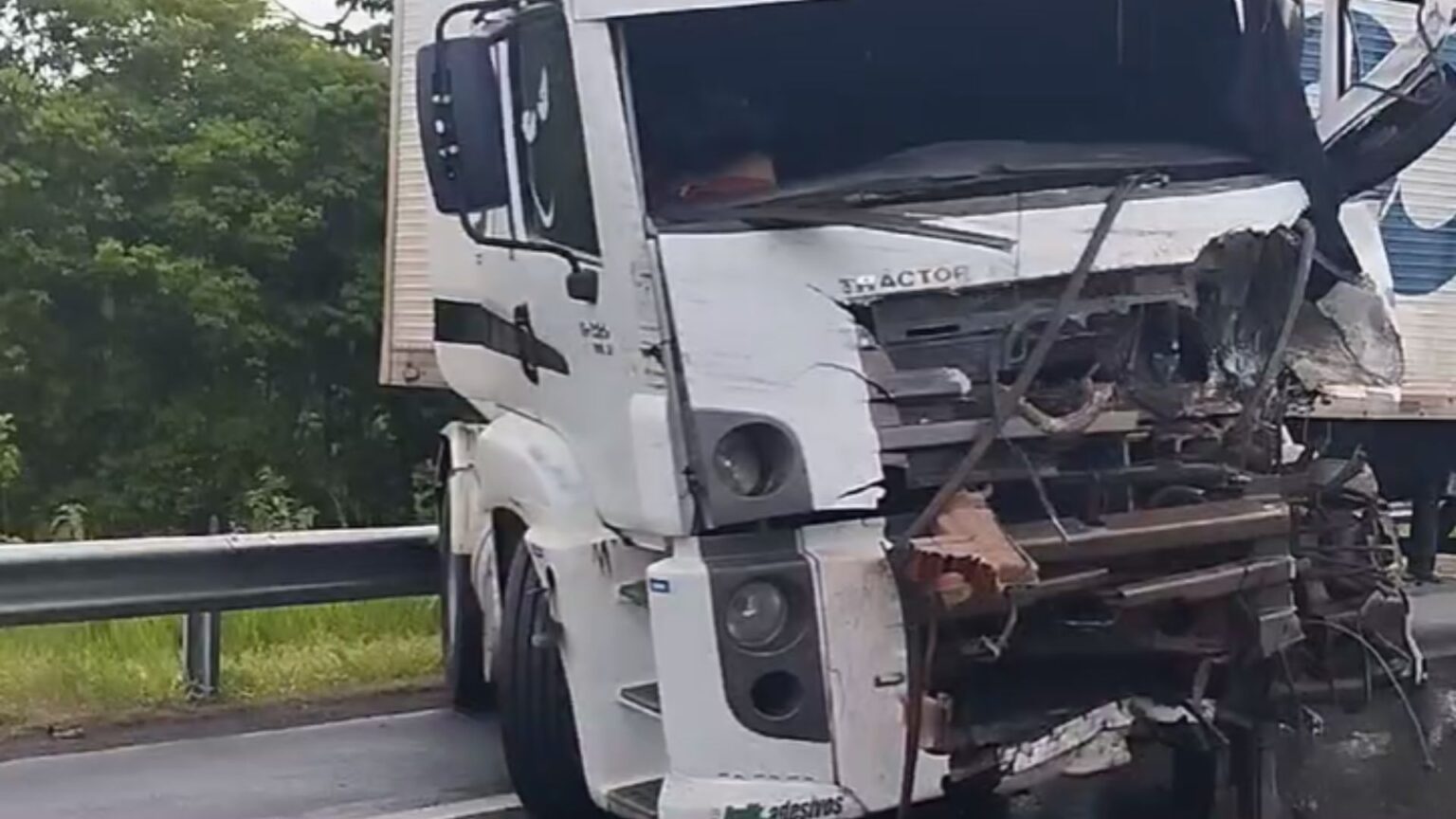 Colisão entre carretas deixa um morto e um ferido na BR-101, em Estância - Fan F1