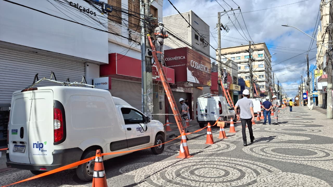 Fiações irregulares são retiradas do Centro de Aracaju; cerca de 16 ...